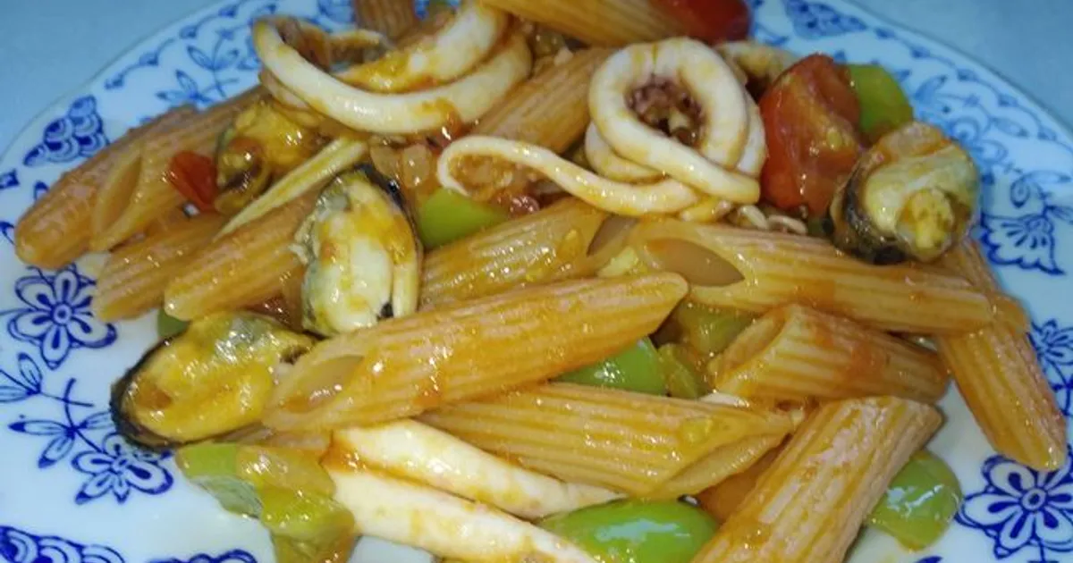 Паста с мидиями, щупальцами кальмара, черри и зеленым перцем - рецепт автора Irina Baranova