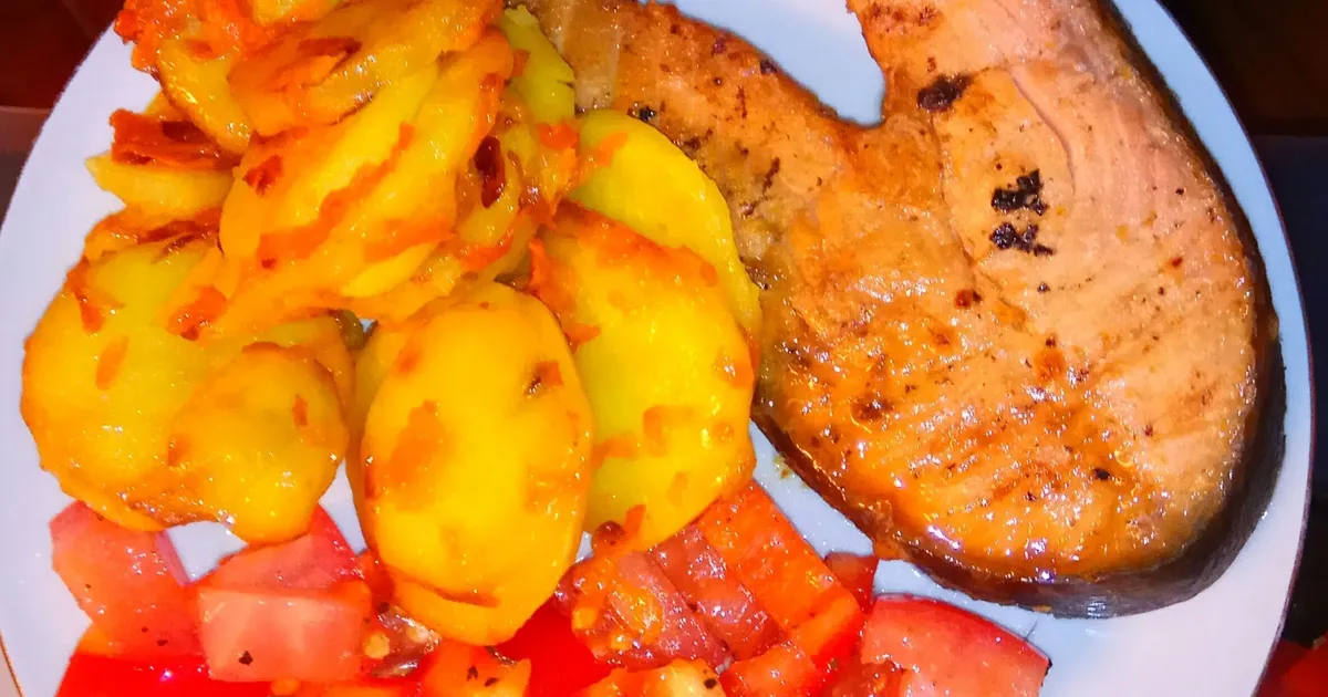 Стейки из красной рыбы с лимонным соком и картошка с морковкой рецепт с ...