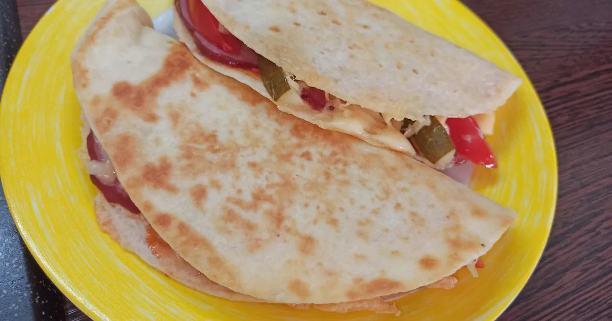 Лепешка с говядиной, сыром, томатами и маринованными огурчиками ...
