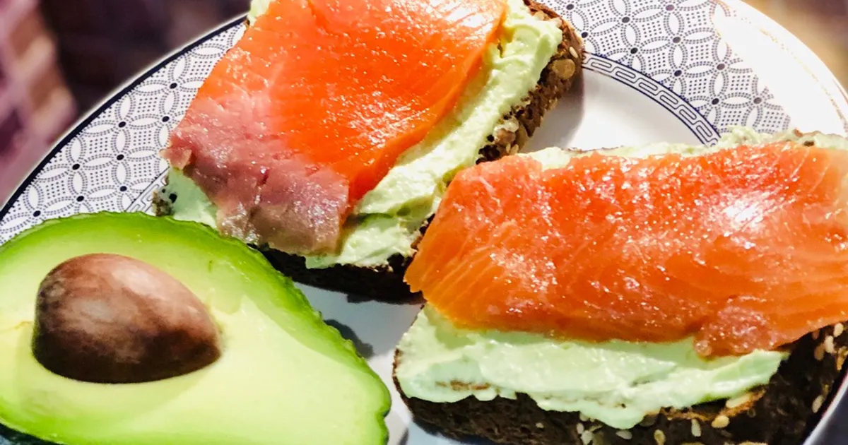 Бутерброд с рыбой, авокадо 🥑 и творожным сыром рецепт с фото пошаговый ...
