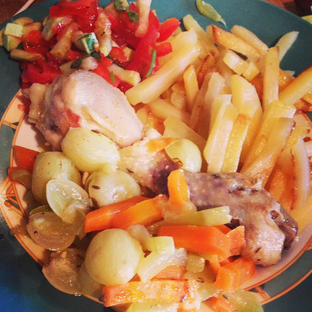 Жареная картошка и курица тушенная с овощами и виноградом рецепт